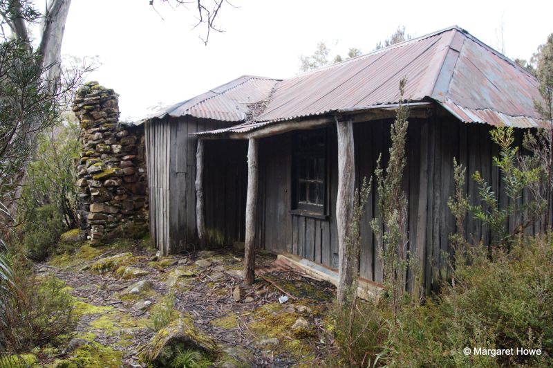 Twilight Tarn Hut - Mountain Huts Preservation Society Inc